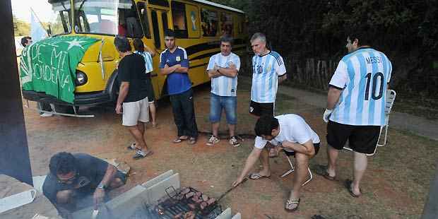 Argentinos acampam em parque de BH à espera do jogo contra Irã - Gerais ... Argentinos acampam em parque de BH à espera do jogo contra Irã - Gerais ...