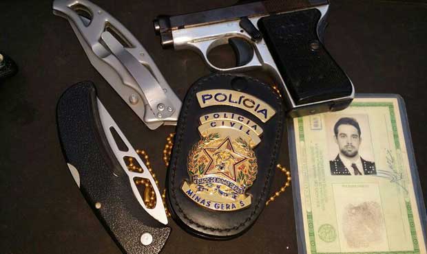 Homem Com Distintivo Da Polícia Civil é Preso Por Porte Ilegal De Arma