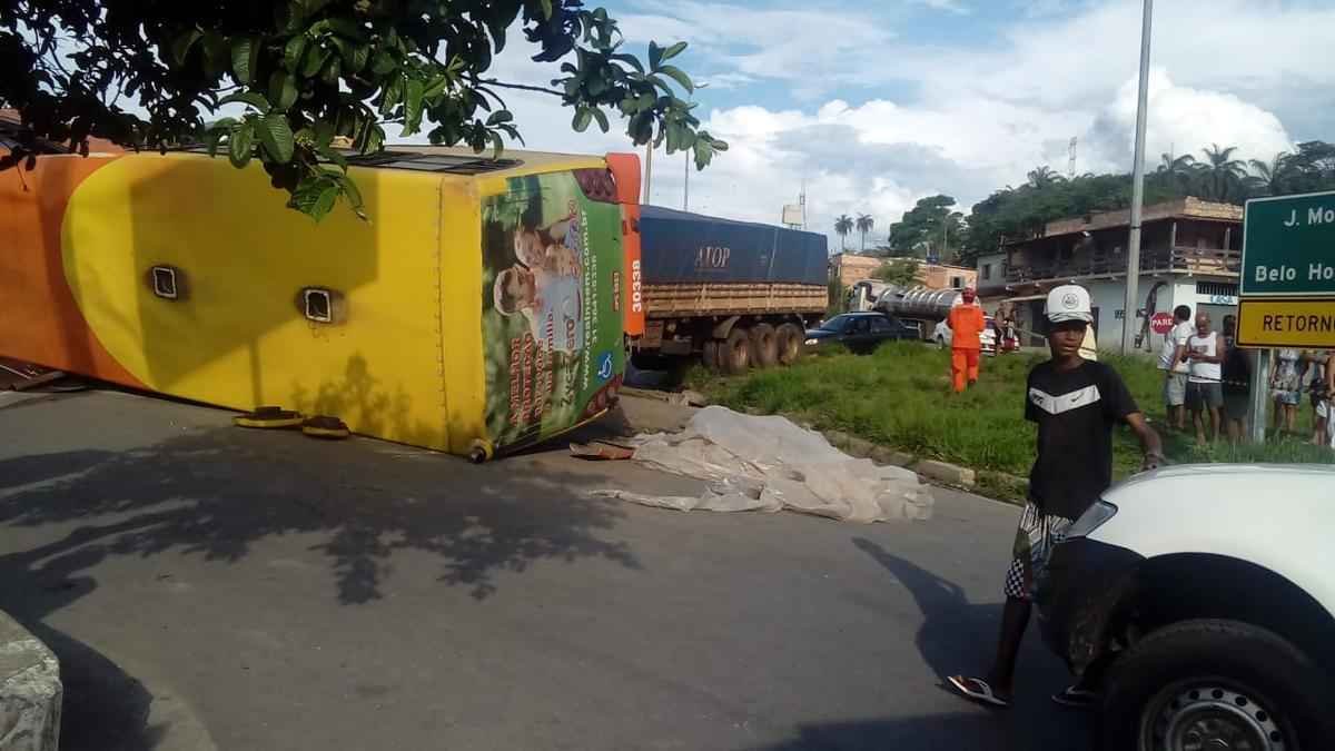 Batida entre carreta e ônibus em Santa Luzia -Estado de Minas