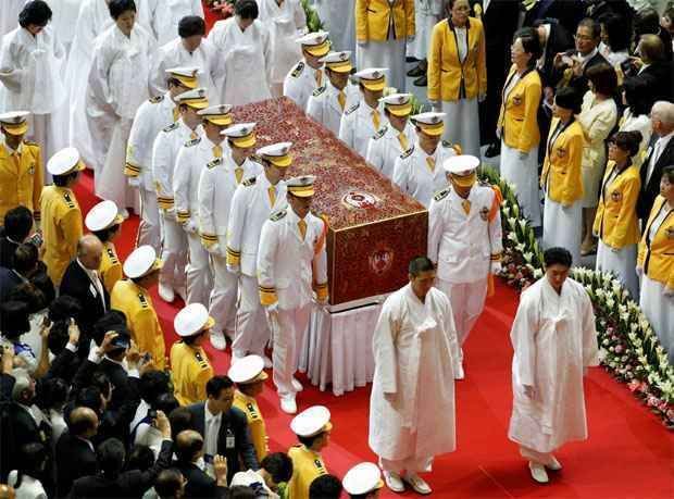 Milhares participam de funeral do reverendo Moon - Internacional ...