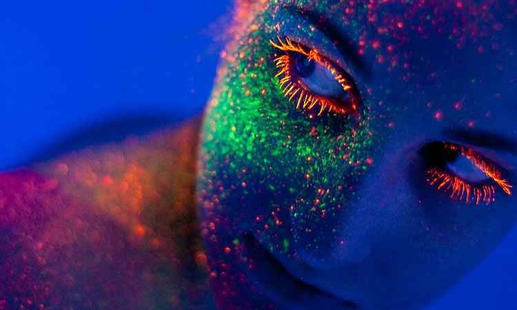 Maquiagens brilhantes nas baladas - aplicando a ciência da ...