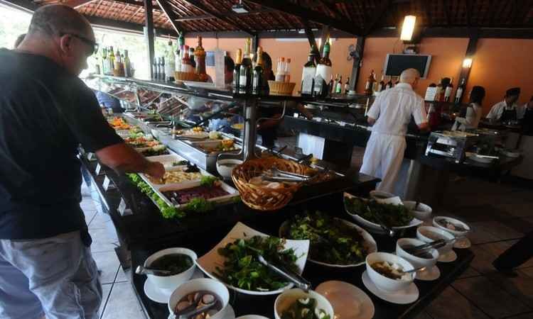 Restaurantes de comida a quilo reduzem preço para se manter - Economia ...