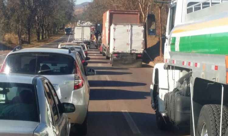 Batida entre duas carretas e ônibus mata três na BR-040, em Itabirito - Gerais - Estado de Minas