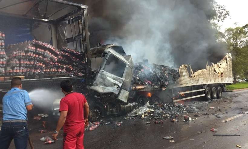 Acidente entre carretas mata uma pessoa na BR-381 - Gerais - Estado de Minas