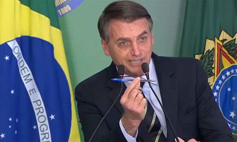Bolsonaro assina decreto que flexibiliza a posse de armas - Politica ...